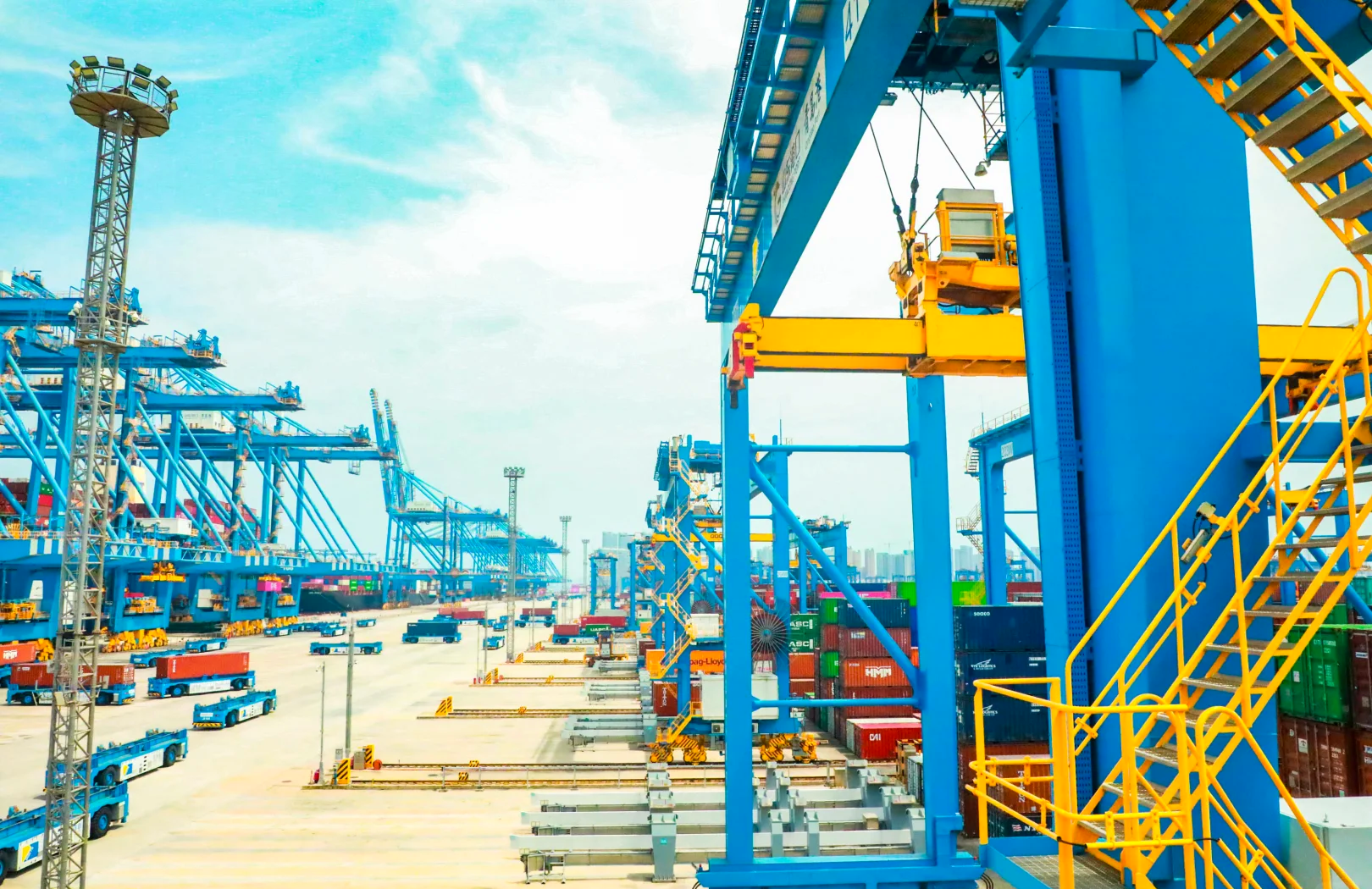 Edge of dock leveler vs pit leveler: market shifts and safety calculus ...